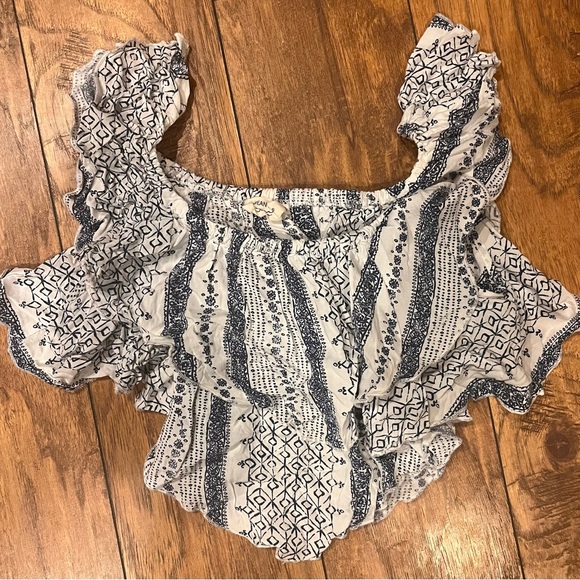 Ocean Drive | Tops | Cute Flowy Ruffled Boutique Crop Top With Shelf ...